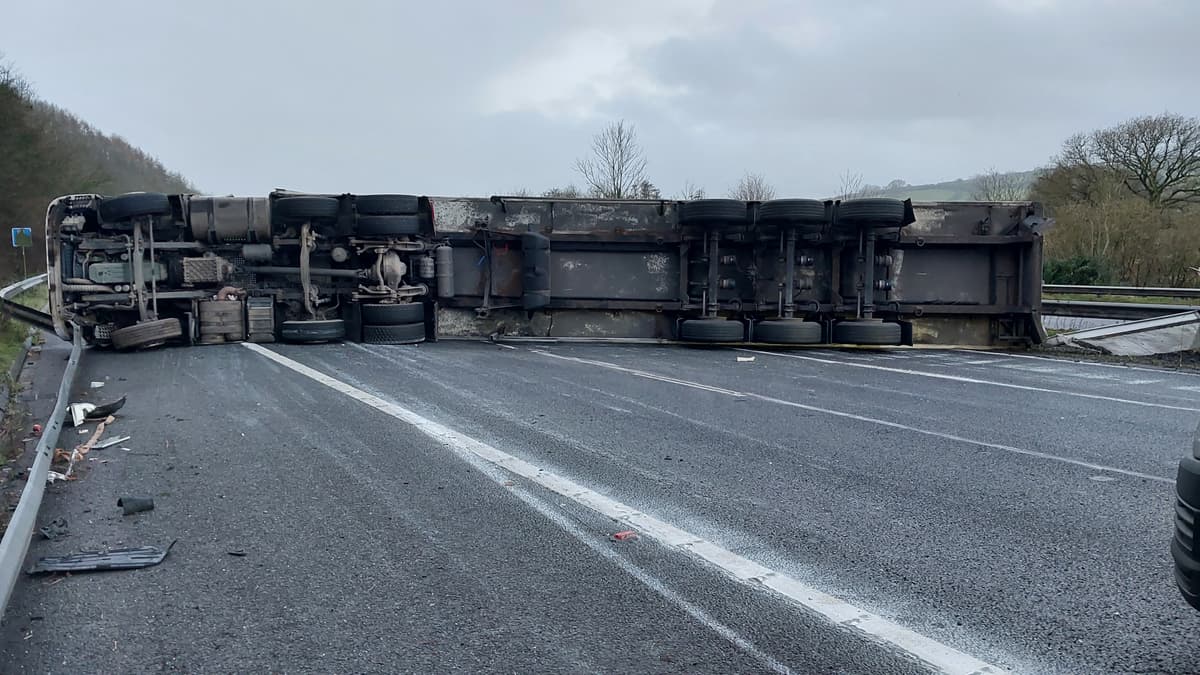 M5 motorway blocked by overturned potato lorry | wellington-today.co.uk